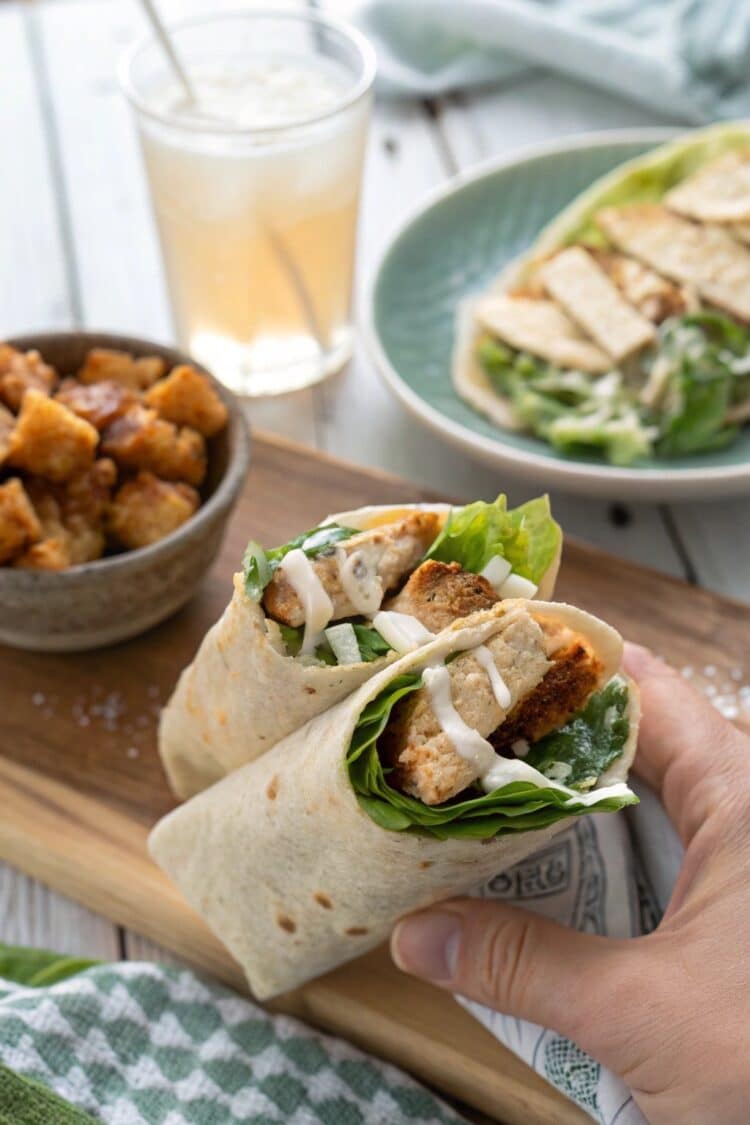 Receta de Wrap César de Pollo con Miso y Toque Ácido - La Olla Magica